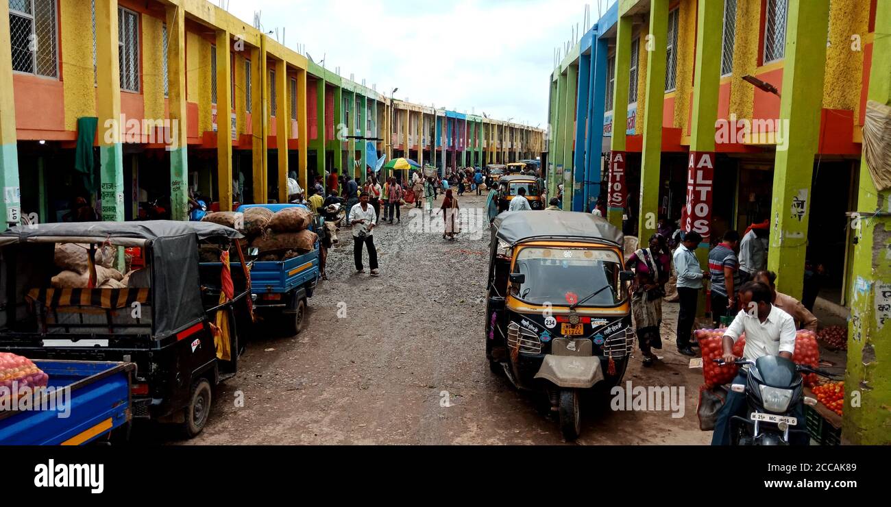 Loading fruit veg van hi-res stock photography and images - Alamy