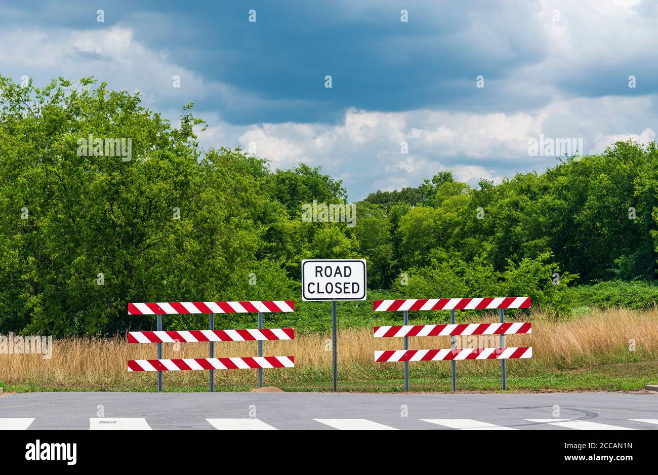 Road closed sign hi-res stock photography and images - Alamy