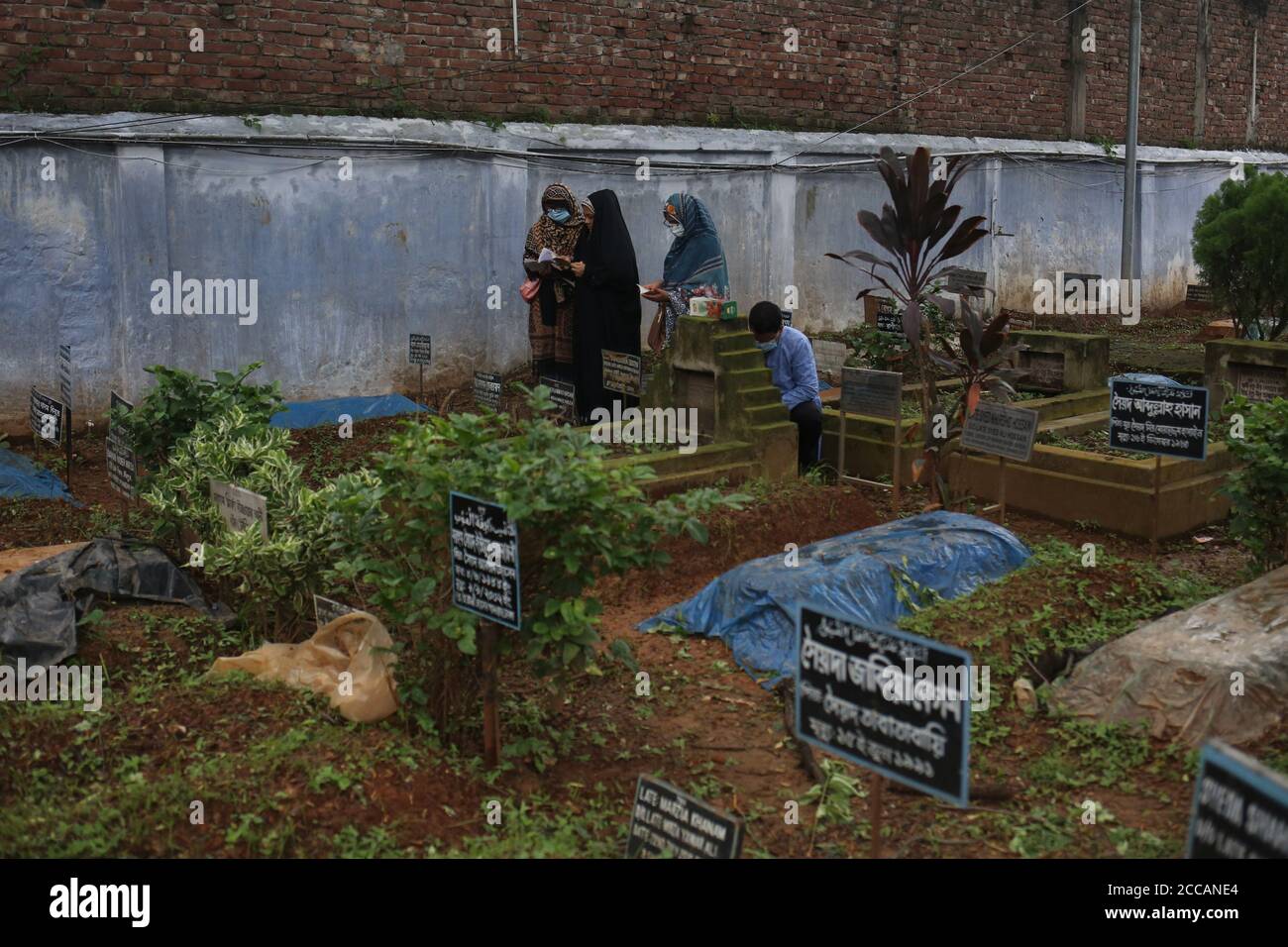 Paying respect to the dead hi-res stock photography and images - Alamy