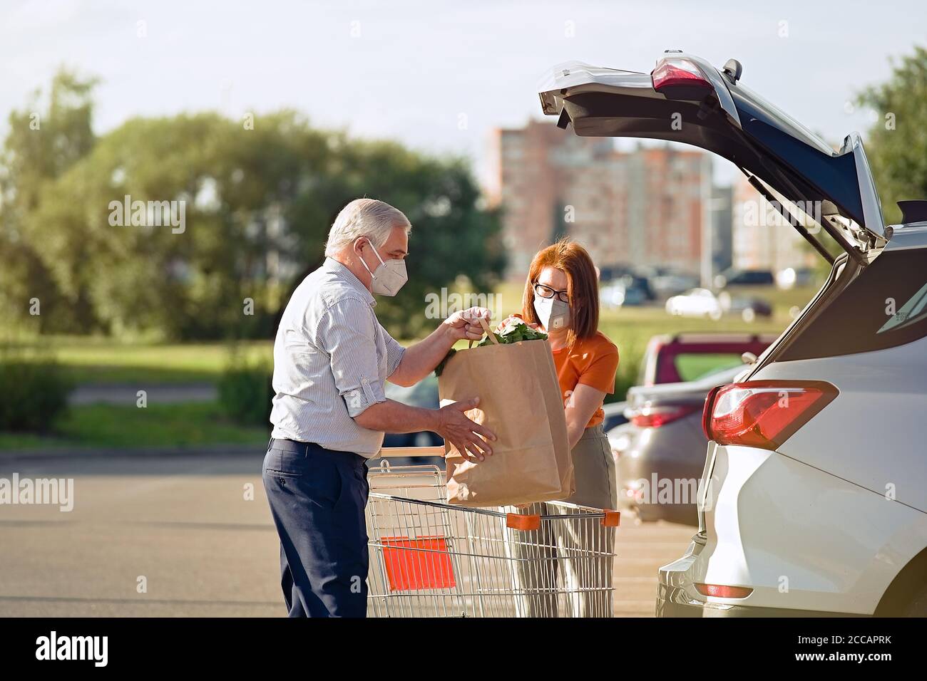 Family groceries car hi-res stock photography and images - Alamy