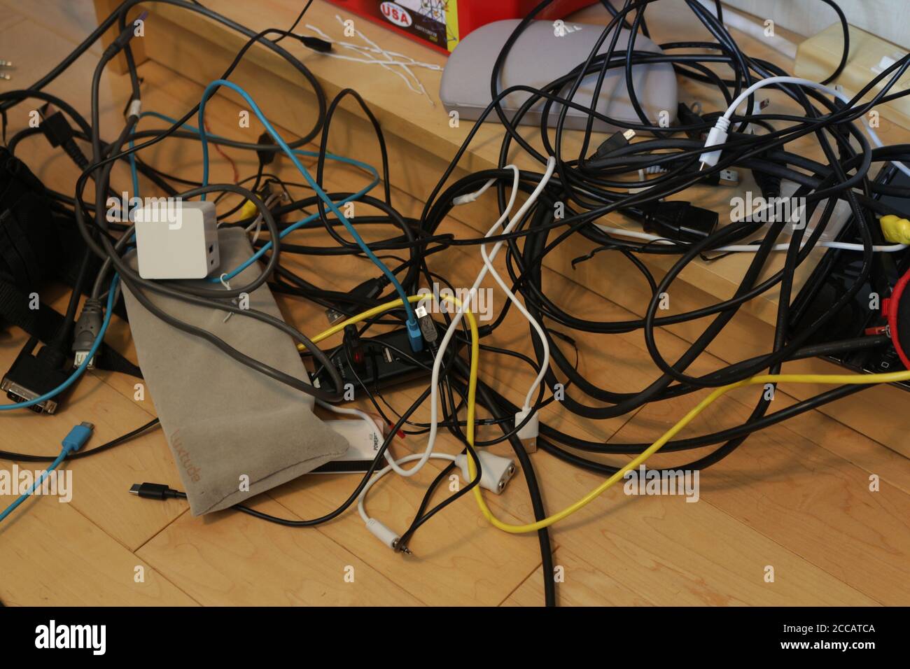 Mess of cables hi-res stock photography and images - Alamy