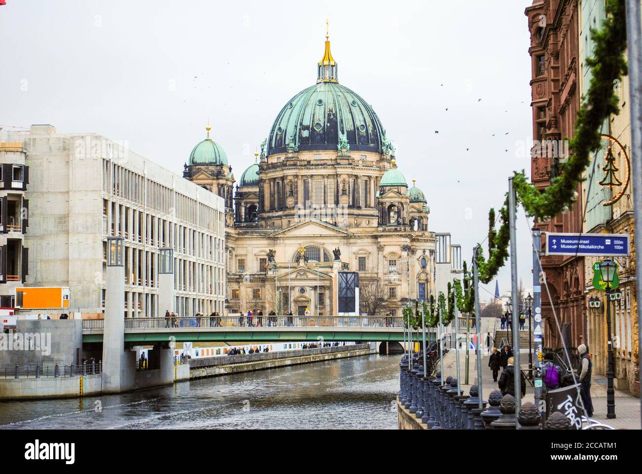 Berlin cathedral and castle bridge hi-res stock photography and images ...
