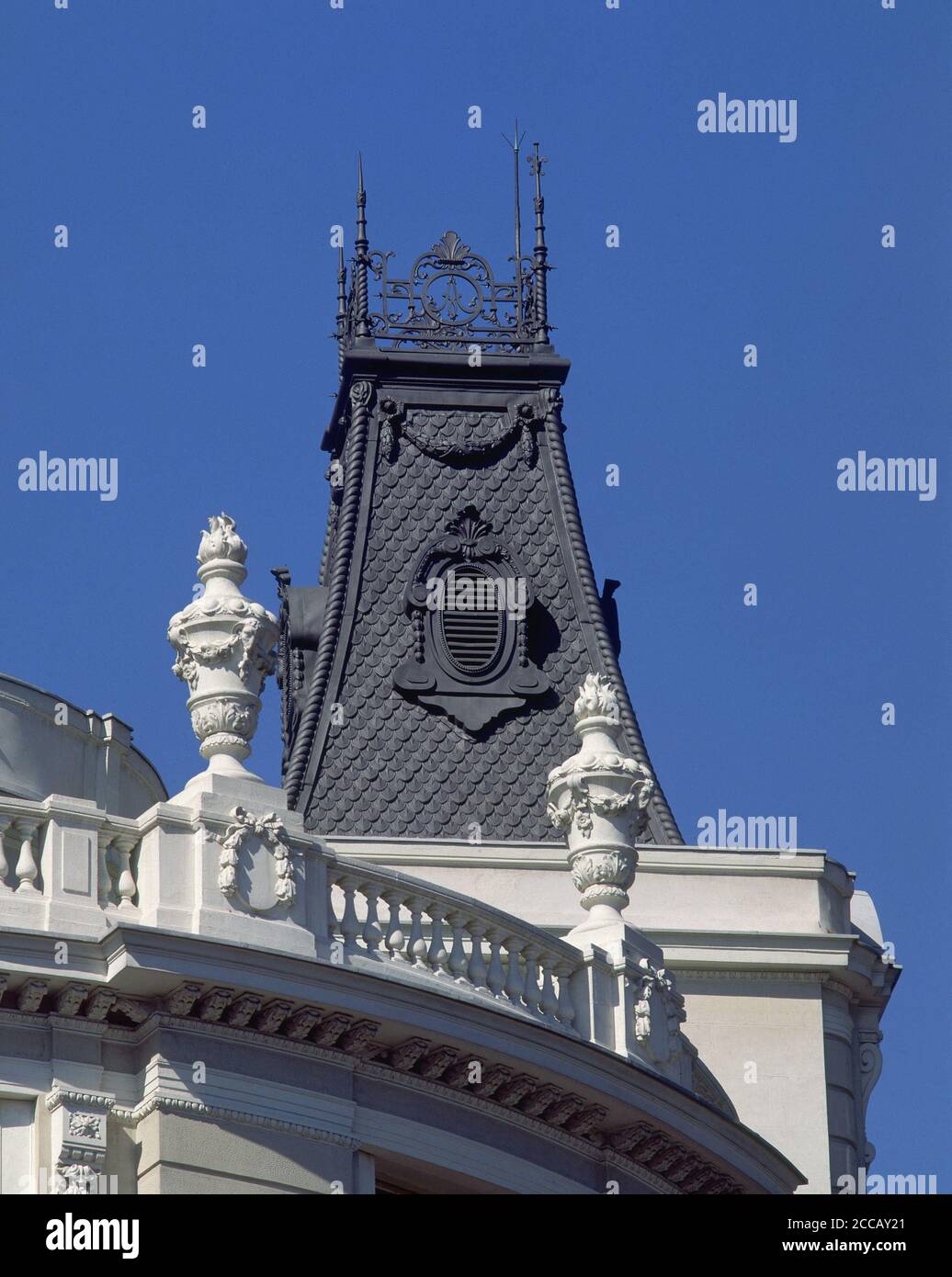 REMATE DE UN EDIFICIO DE VIVIENDAS. Location: EXTERIOR. MADRID. SPAIN ...