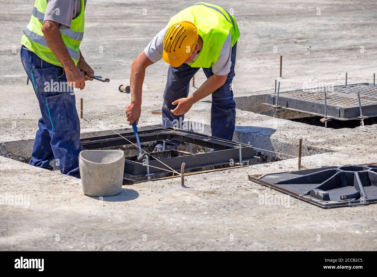Pavement utility covers hi-res stock photography and images - Alamy