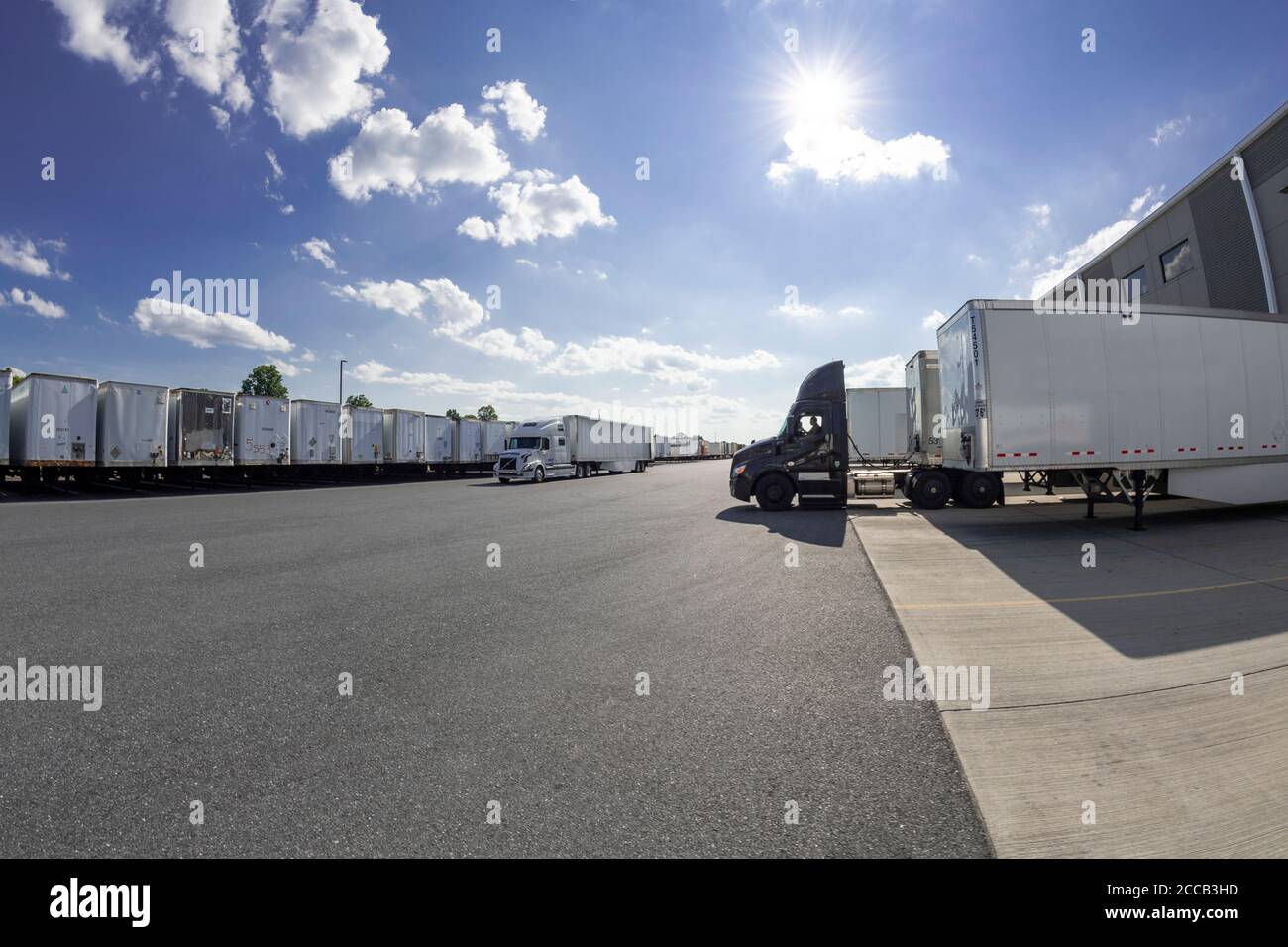 Trucks dock logistics center hi-res stock photography and images - Alamy