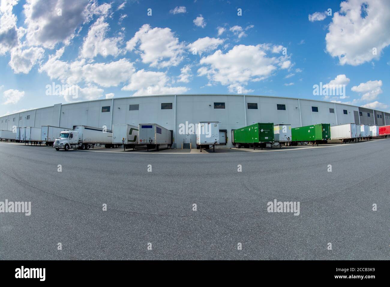 Loading dock trucks hi-res stock photography and images - Alamy