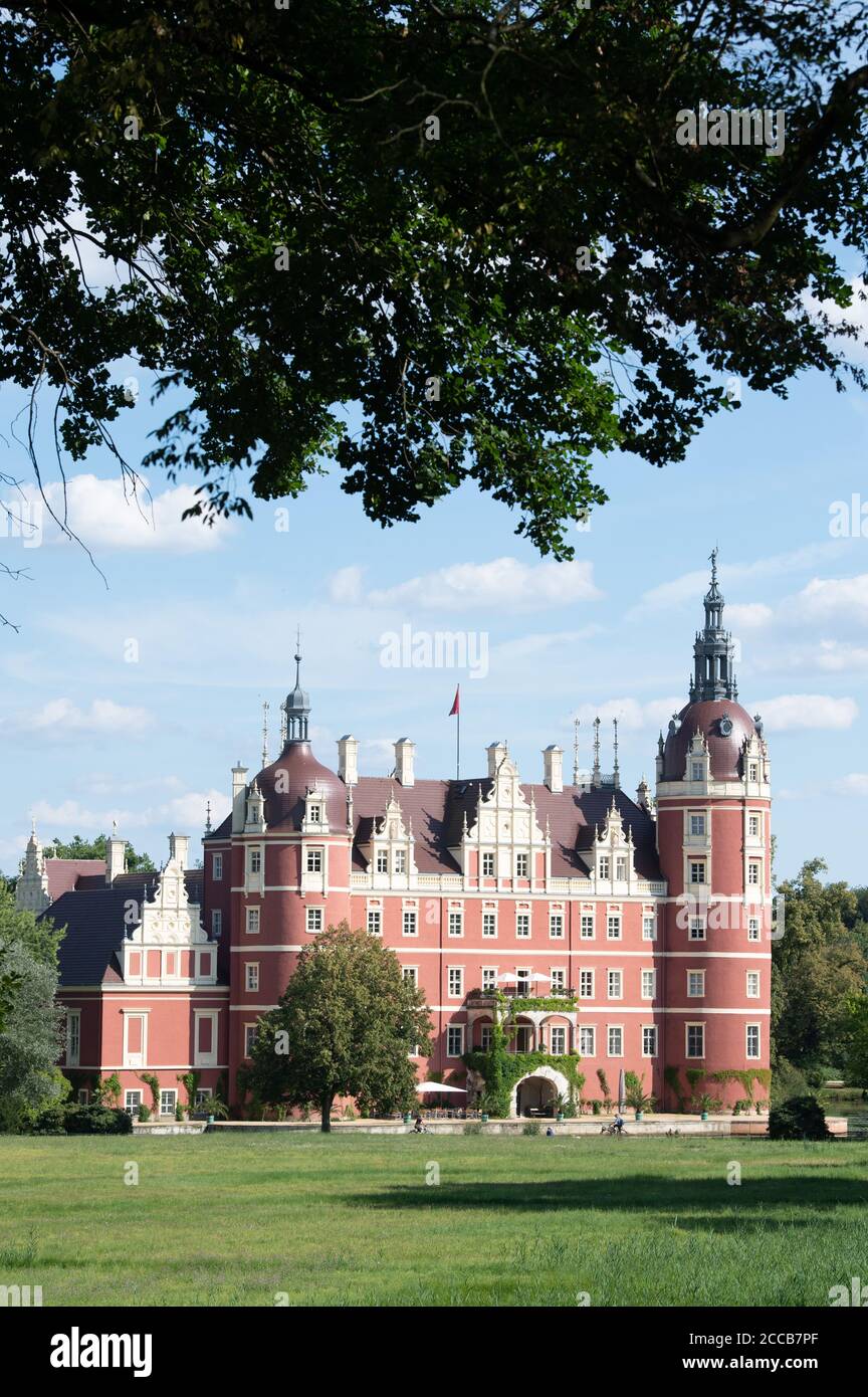 Bad Muskau, Germany. 20th Aug, 2020. The castle in the Fürst-Pückler ...