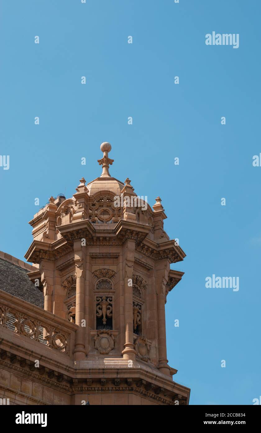 Parapet ledge hi-res stock photography and images - Alamy