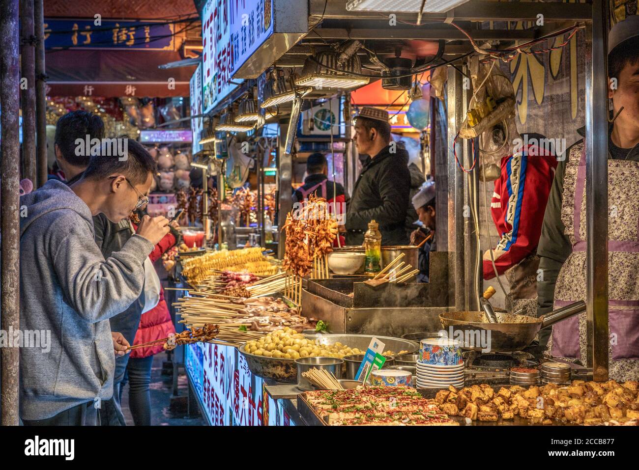 Night market vendors selling street food in the Muslim Quarter in Xian ...