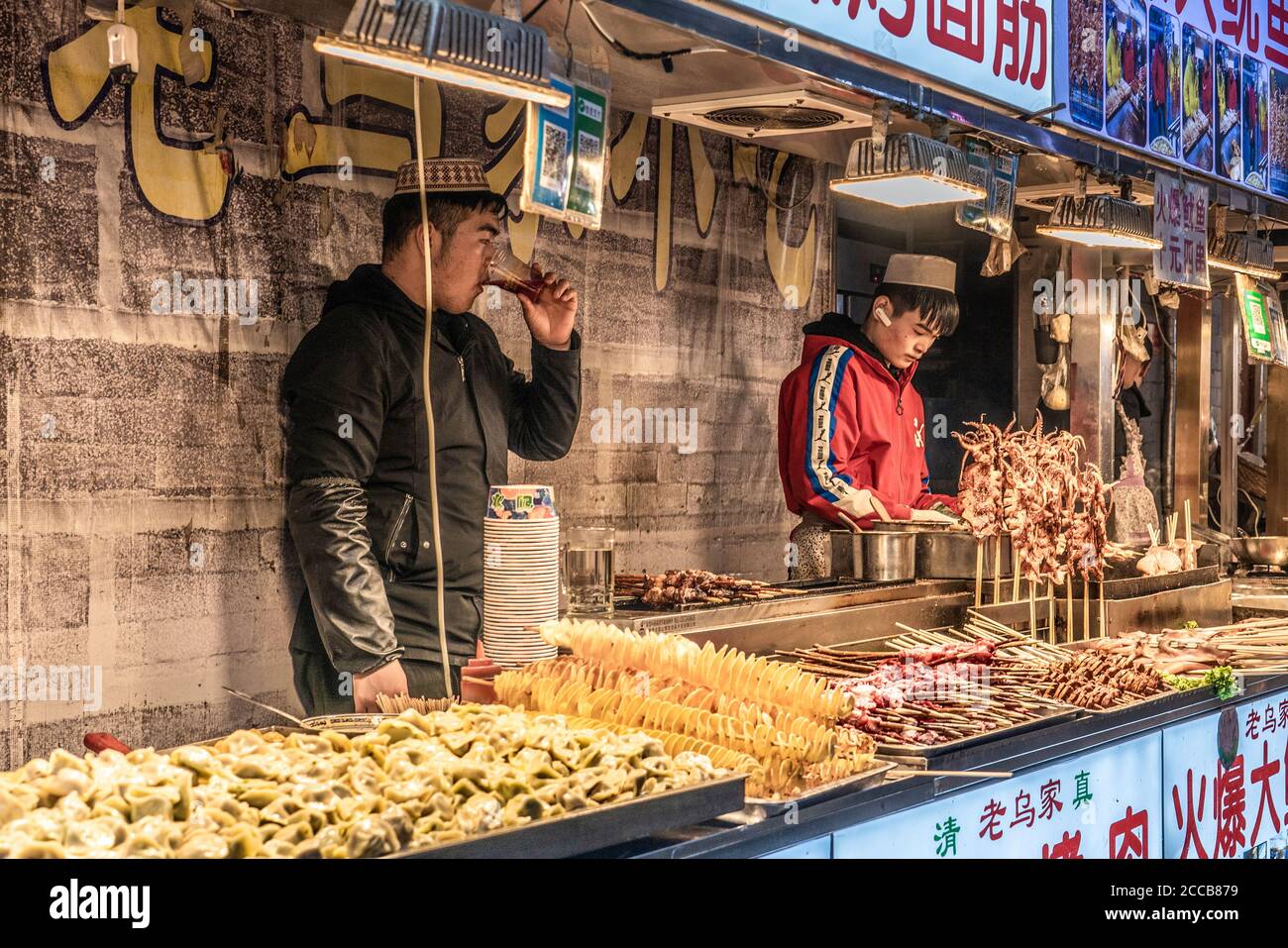 Street food vendors in the Muslim Quarter night market in Xian, China ...