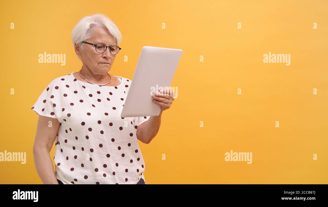 Grandmother computer confused hi-res stock photography and images - Alamy