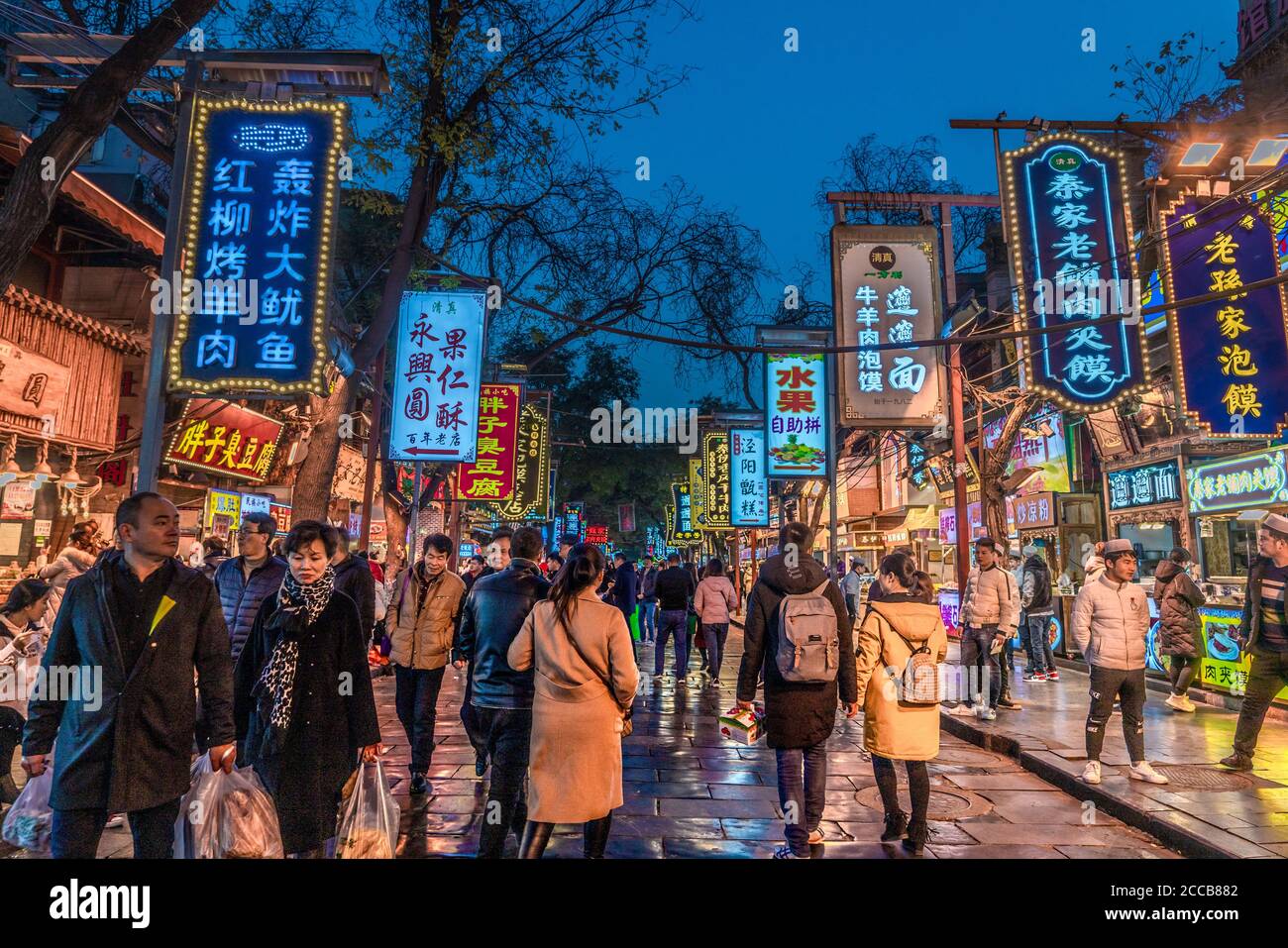 Night market in the Muslim Street shopping area a popular tourist ...