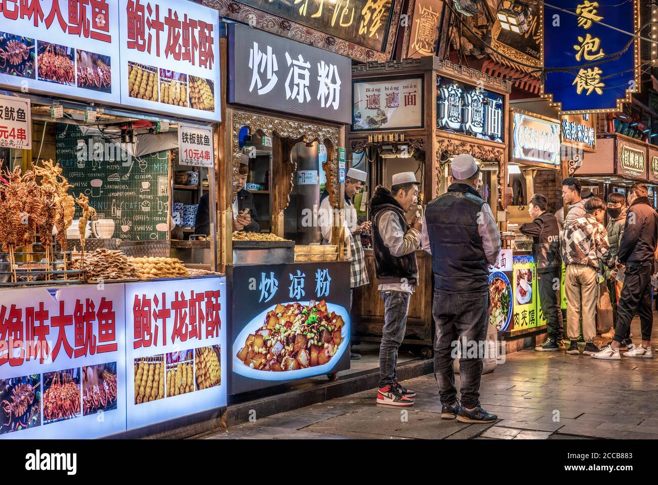 Street food vendors in the Muslim Quarter night market in Xian, China ...