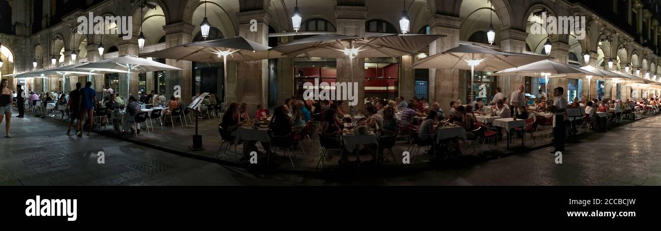 People dining in Old Town, Barcelona Stock Photo - Alamy