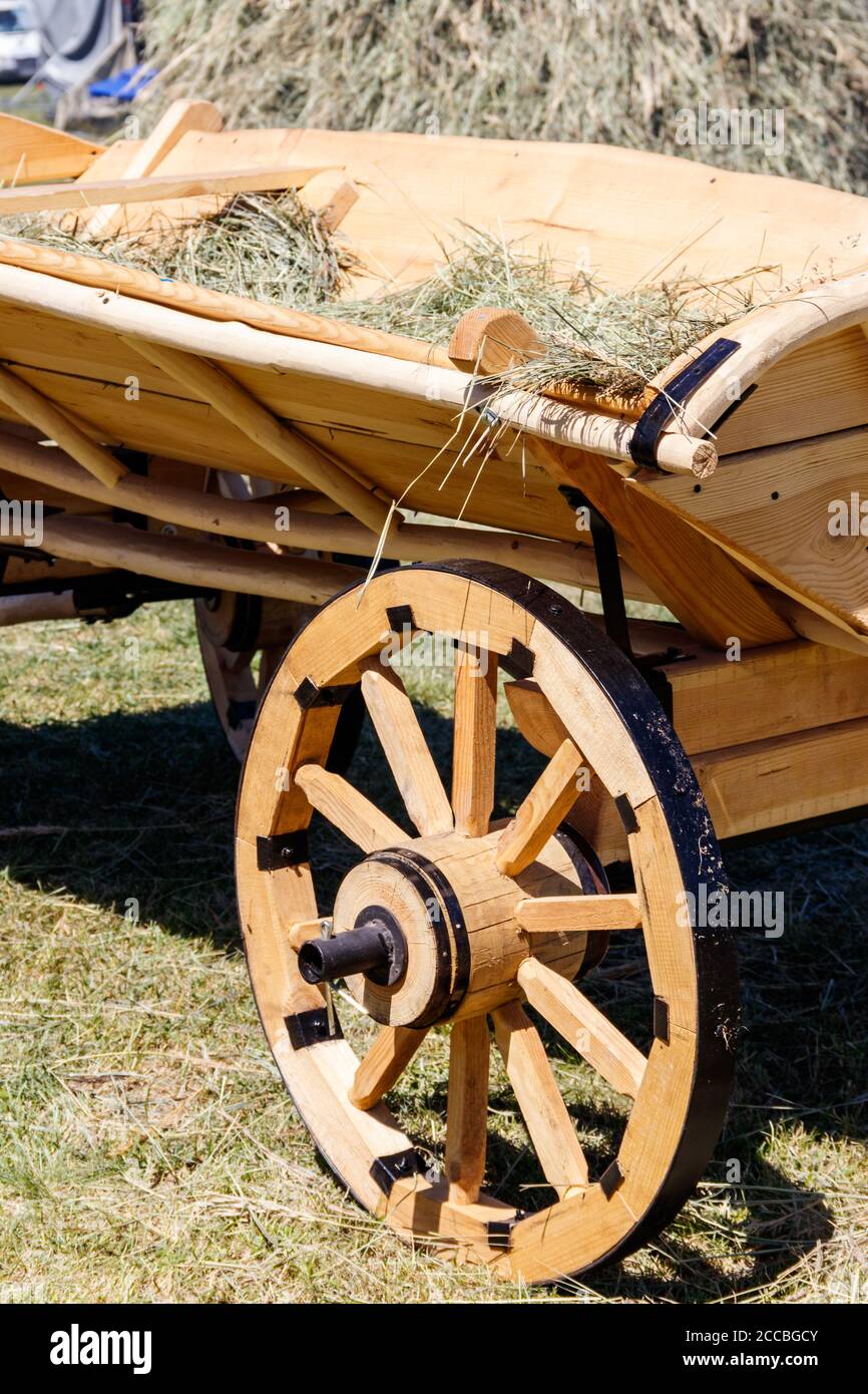 Bale hay wagon wheel hi-res stock photography and images - Alamy