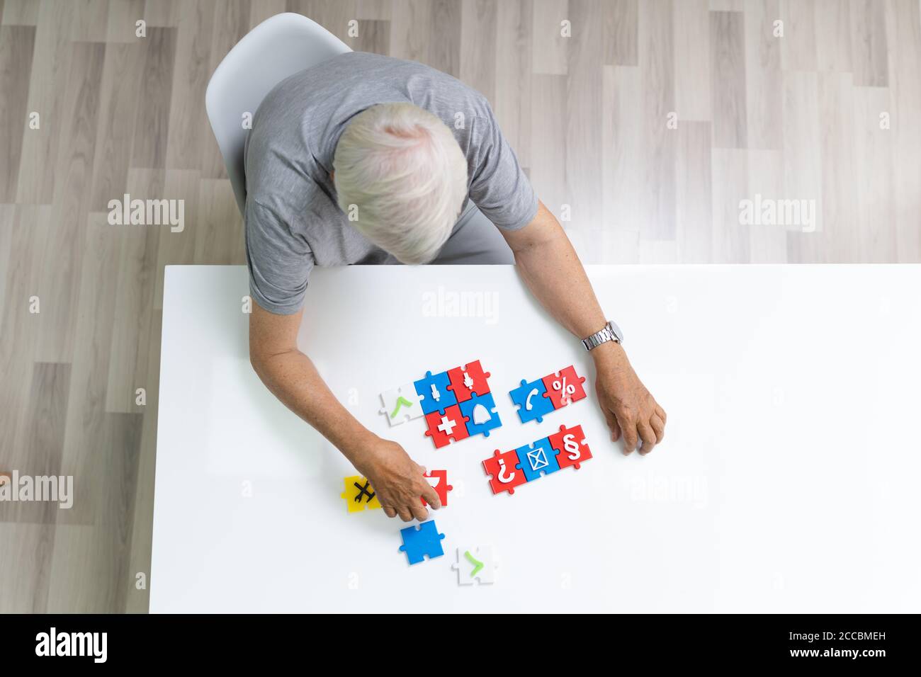 Jigsaw man hi-res stock photography and images - Alamy