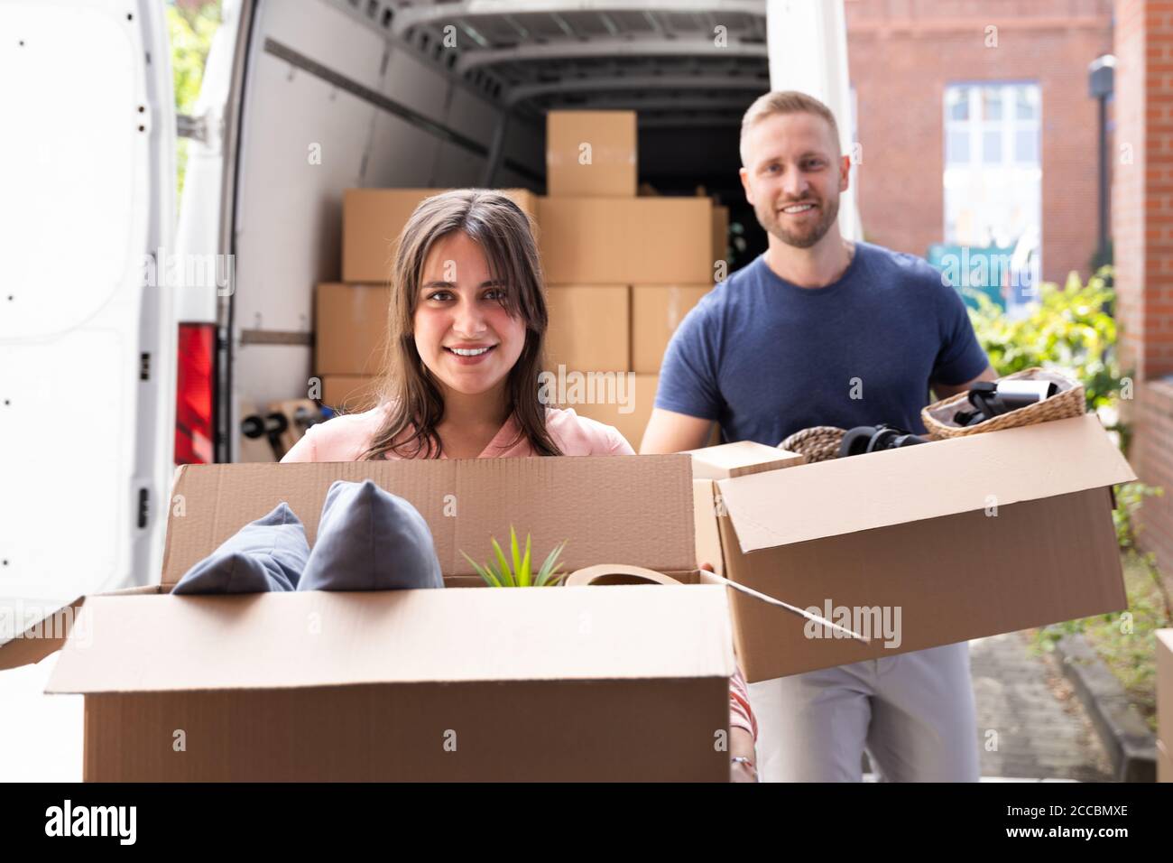 Moving boxes truck hi-res stock photography and images - Alamy