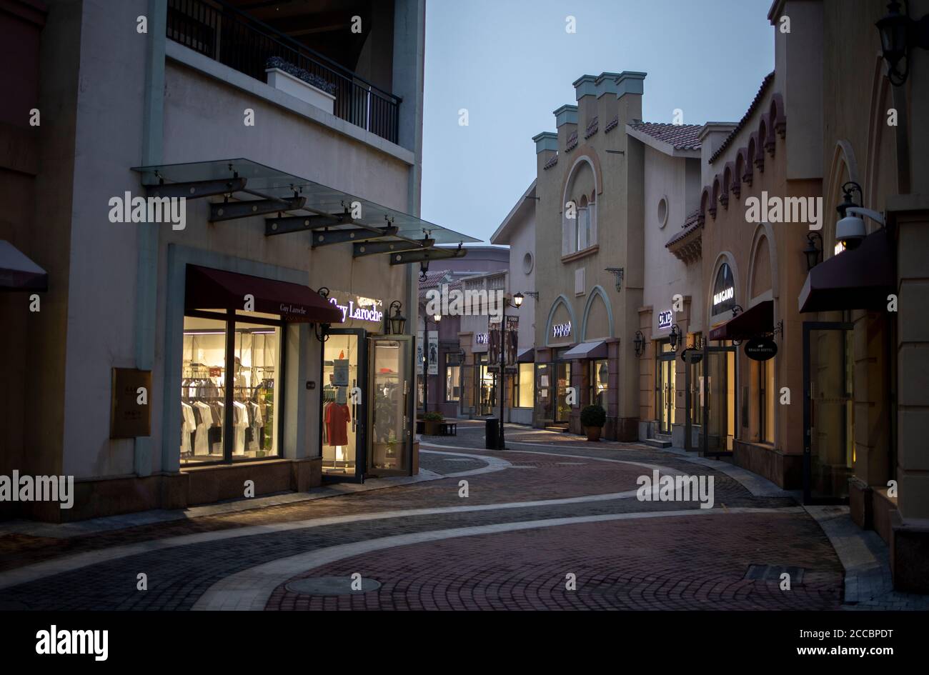 Street outlet hi-res stock photography and images - Alamy