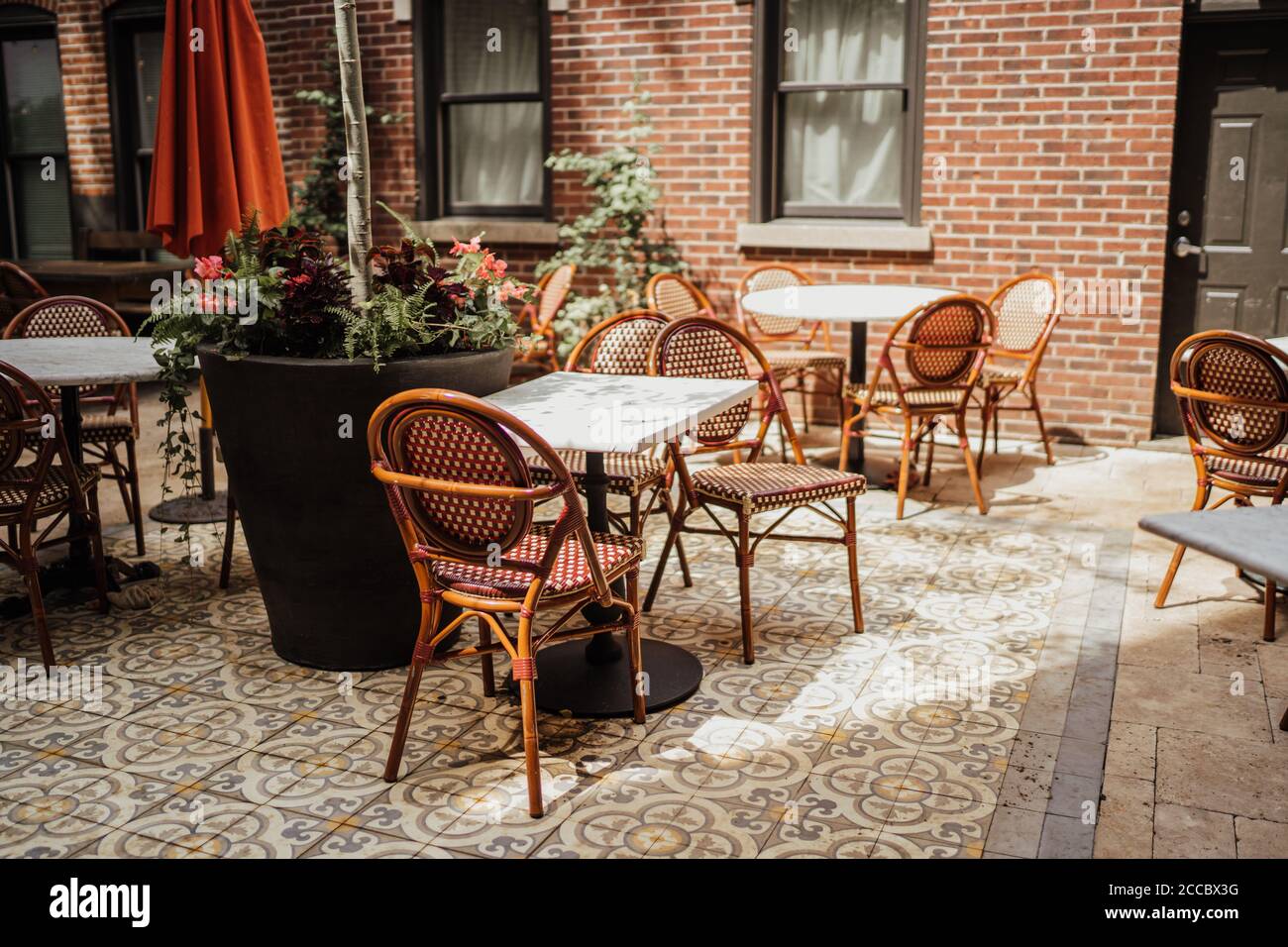 Empty restuarant hi-res stock photography and images - Alamy