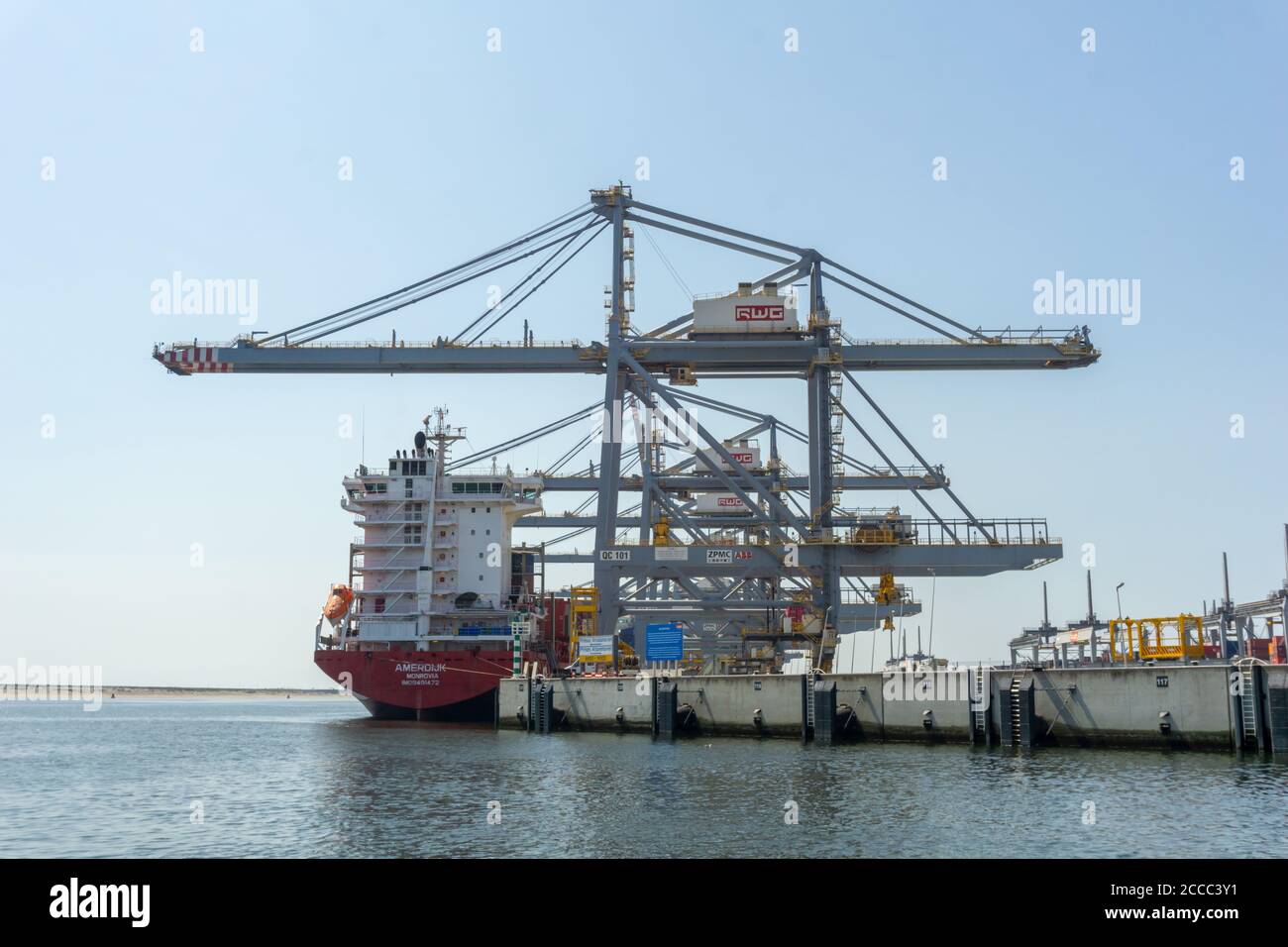 RWG Terminal with container vessel Amerdijk in the Prinses Amaliahaven ...
