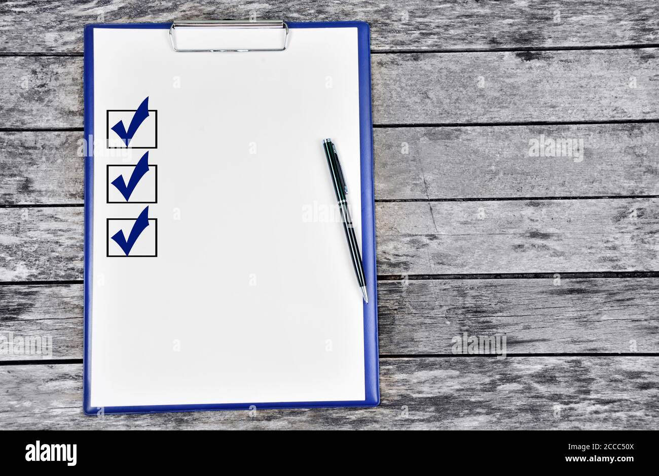 Check mark on white paper clipboard Stock Photo - Alamy