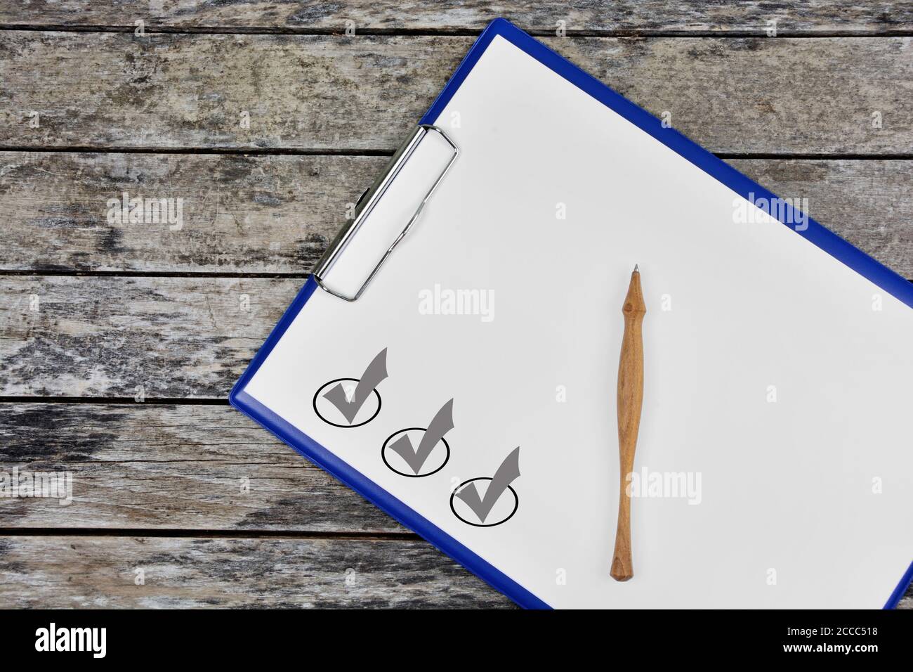 Check mark on white paper clipboard close -up Stock Photo - Alamy