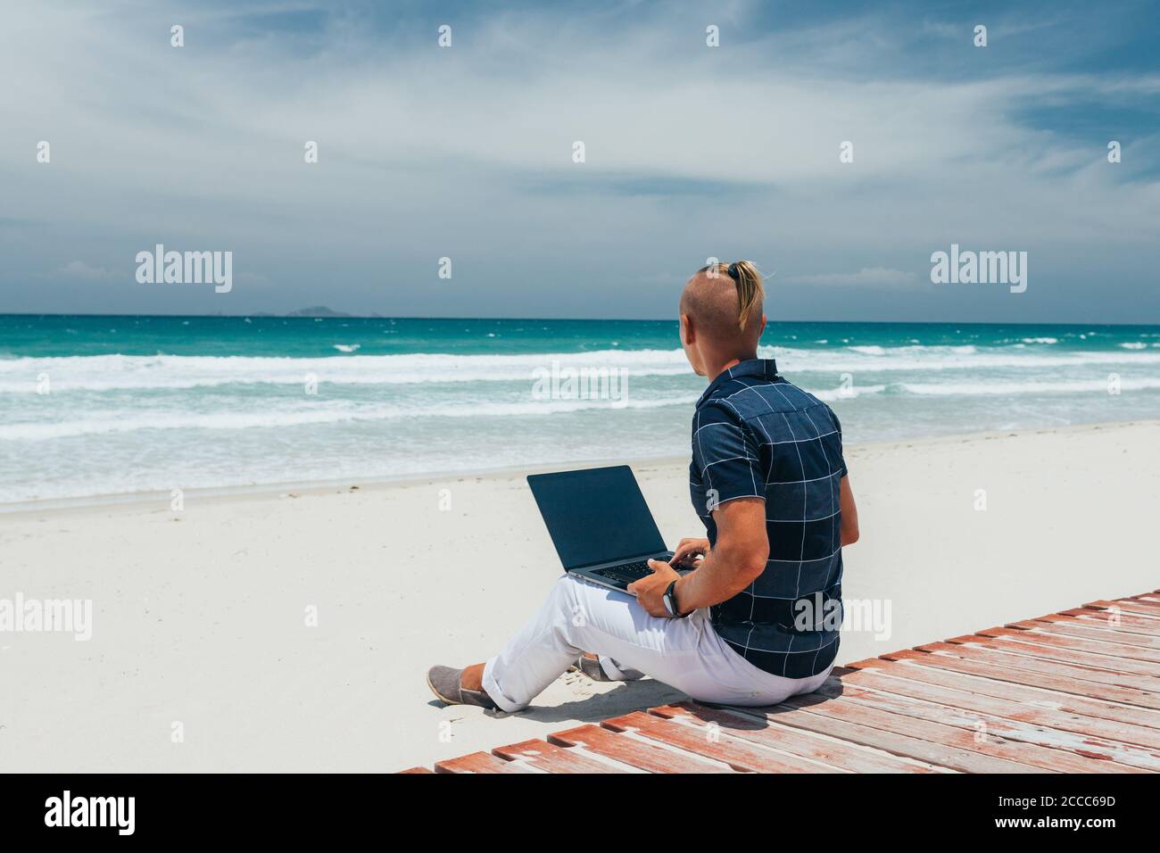 Remote work beach hi-res stock photography and images - Alamy