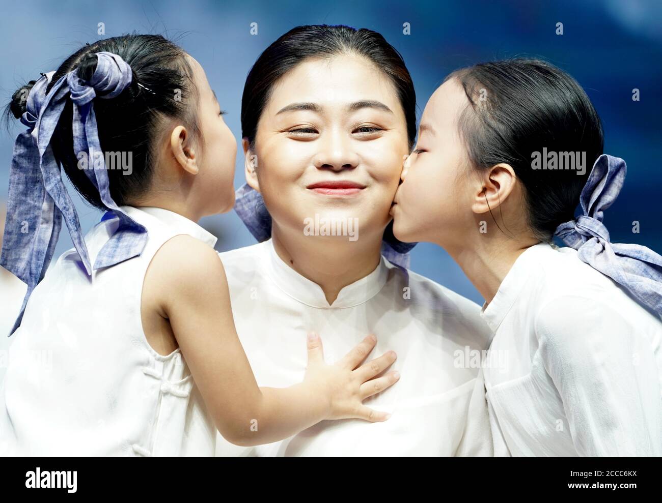 (200821) -- HANGZHOU, Aug. 21, 2020 (Xinhua) -- Models present ...