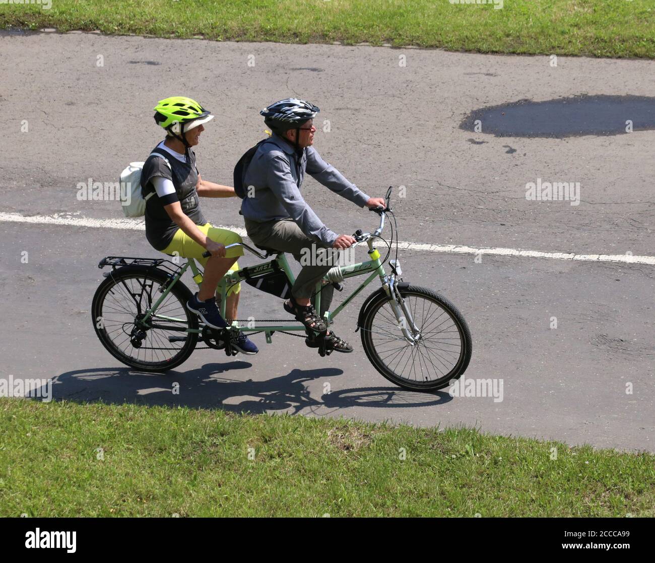 Couple tandem bike hi-res stock photography and images - Alamy