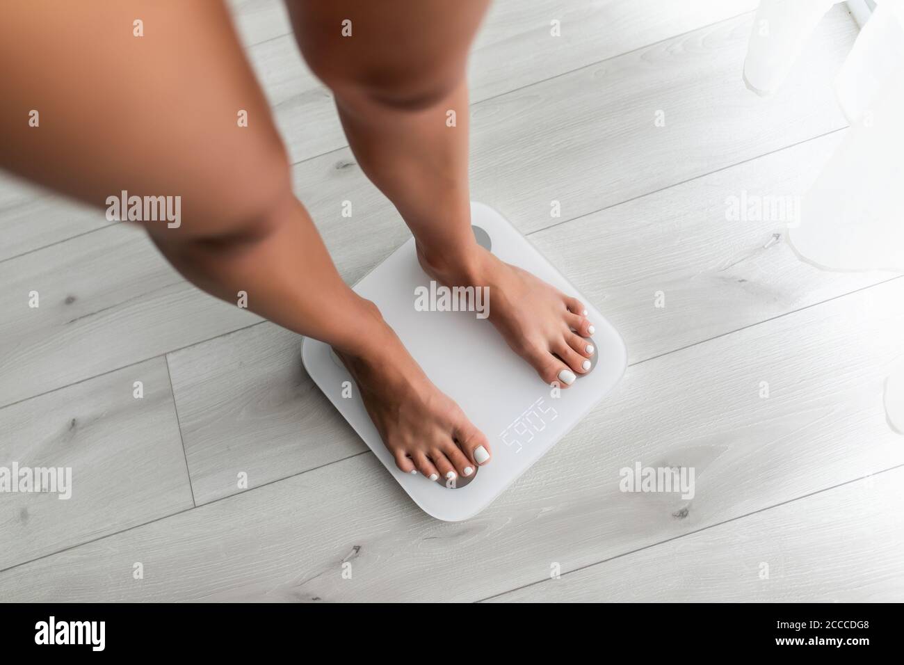 Bathroom scale woman feet hi-res stock photography and images - Alamy