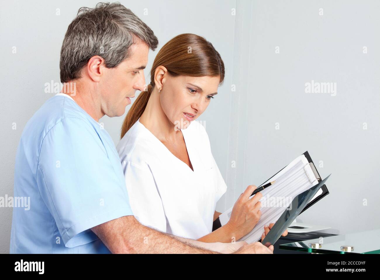 Doctors with an x-ray discuss a finding Stock Photo - Alamy