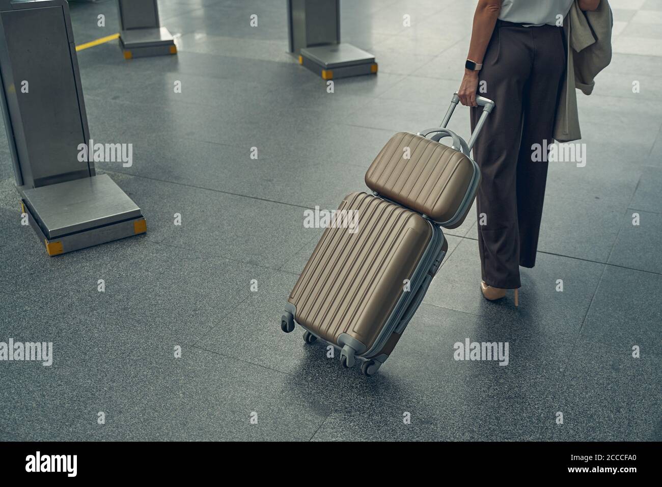 Focused photo on female pulling her suitcase Stock Photo - Alamy