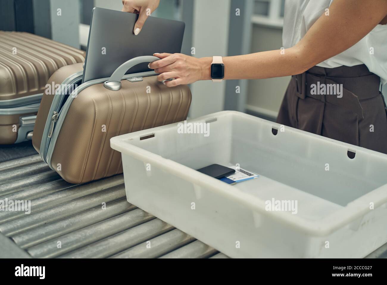 Focused photo on female hand holding laptop Stock Photo - Alamy
