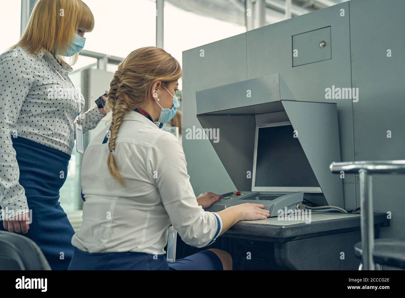 Two security officers working with X-ray machine Stock Photo - Alamy