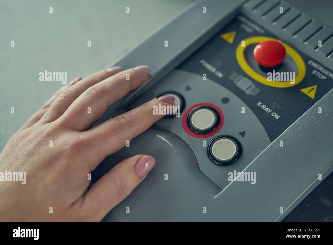 Pushing an x ray machine hi-res stock photography and images - Alamy
