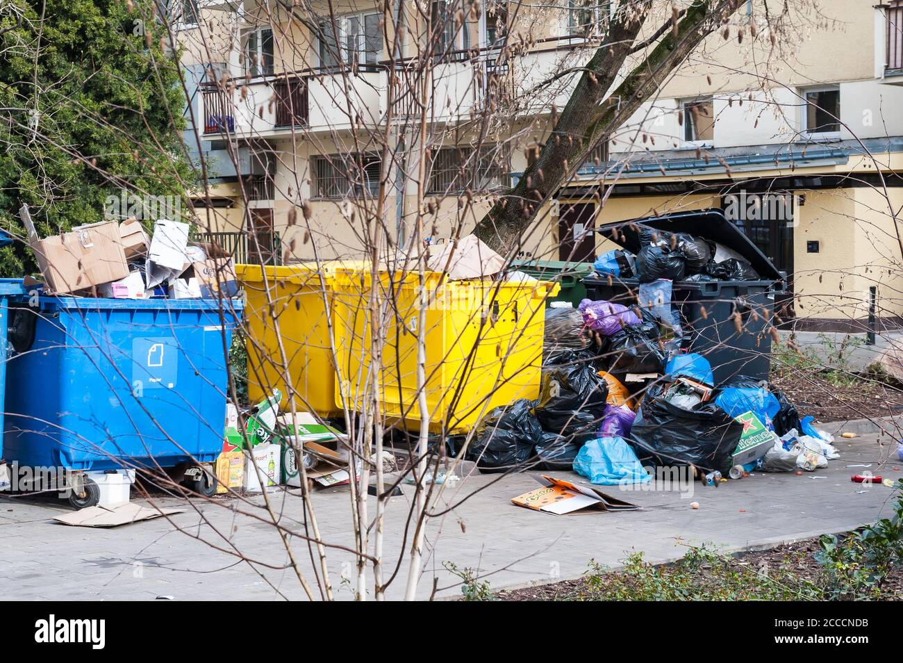 Overloaded garbage hi-res stock photography and images - Alamy