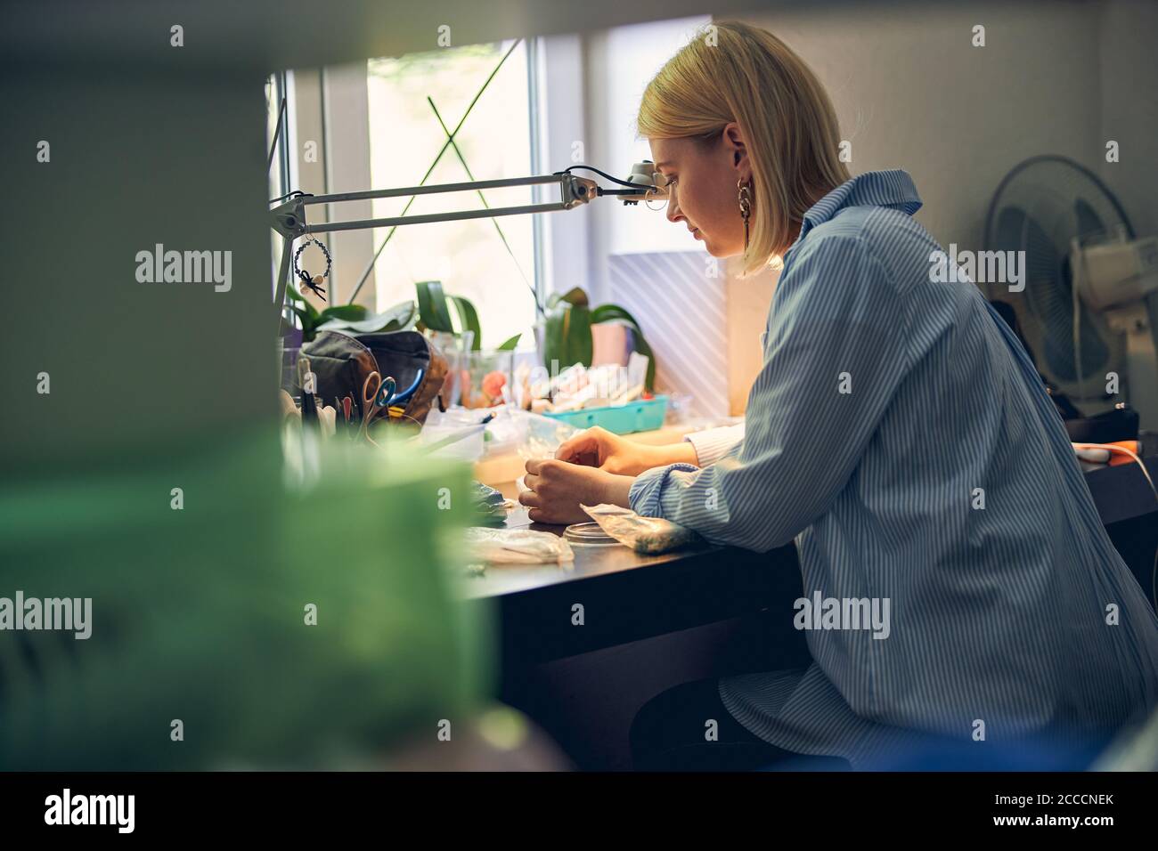 Focusing at work hi-res stock photography and images - Alamy
