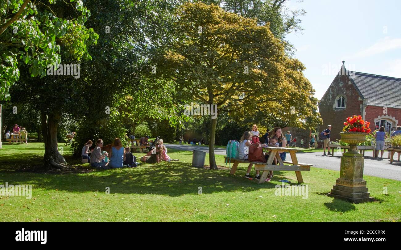English Picnic Food Basket High Resolution Stock Photography and Images ...