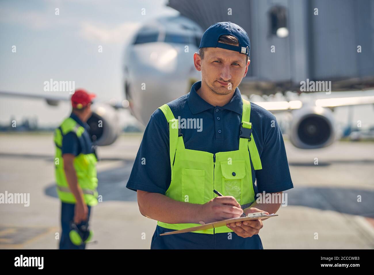 Man holding a clipboard in his hand Stock Photo - Alamy