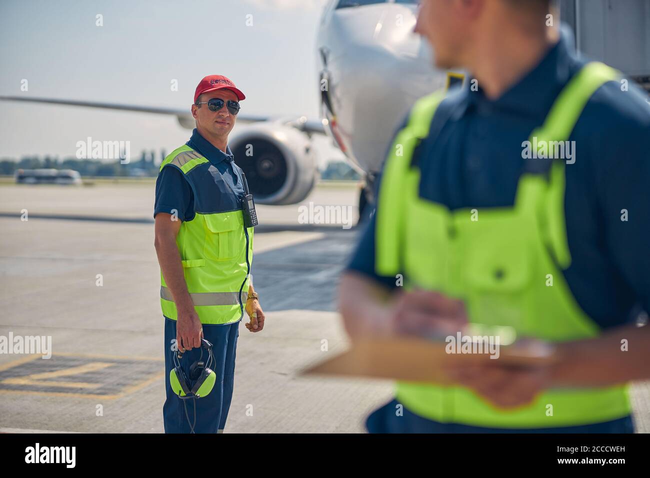 Airport ground crew with headphones hi-res stock photography and images ...