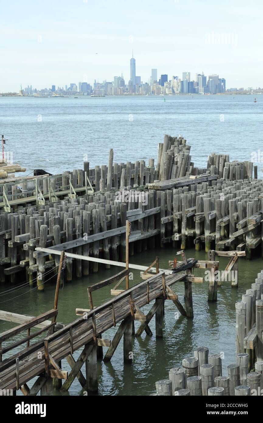 Staten Island Pier, with New York City in background Stock Photo - Alamy