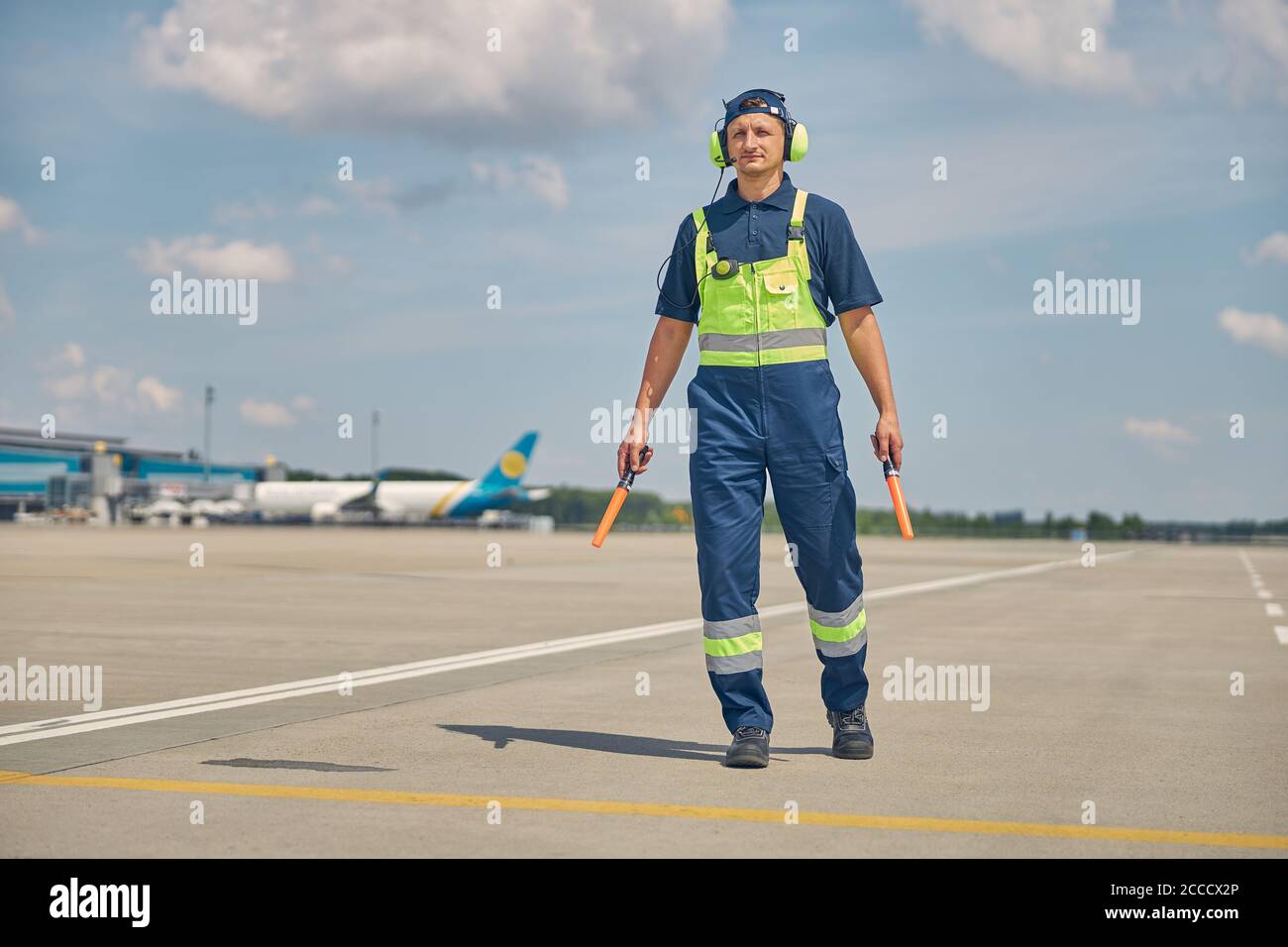 Airport ground crew with headphones hi-res stock photography and images ...