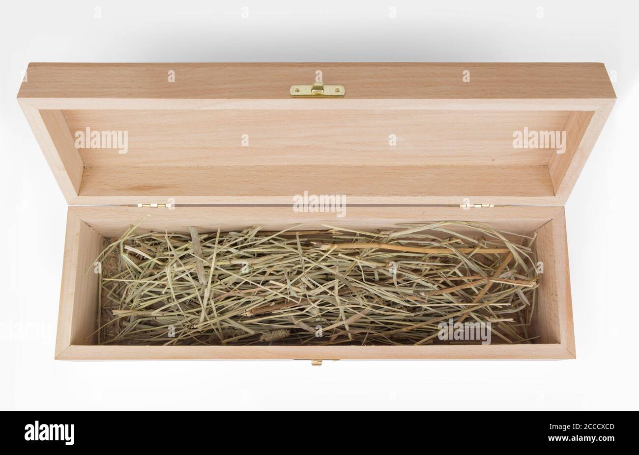Wooden packing box with natural straw Stock Photo - Alamy