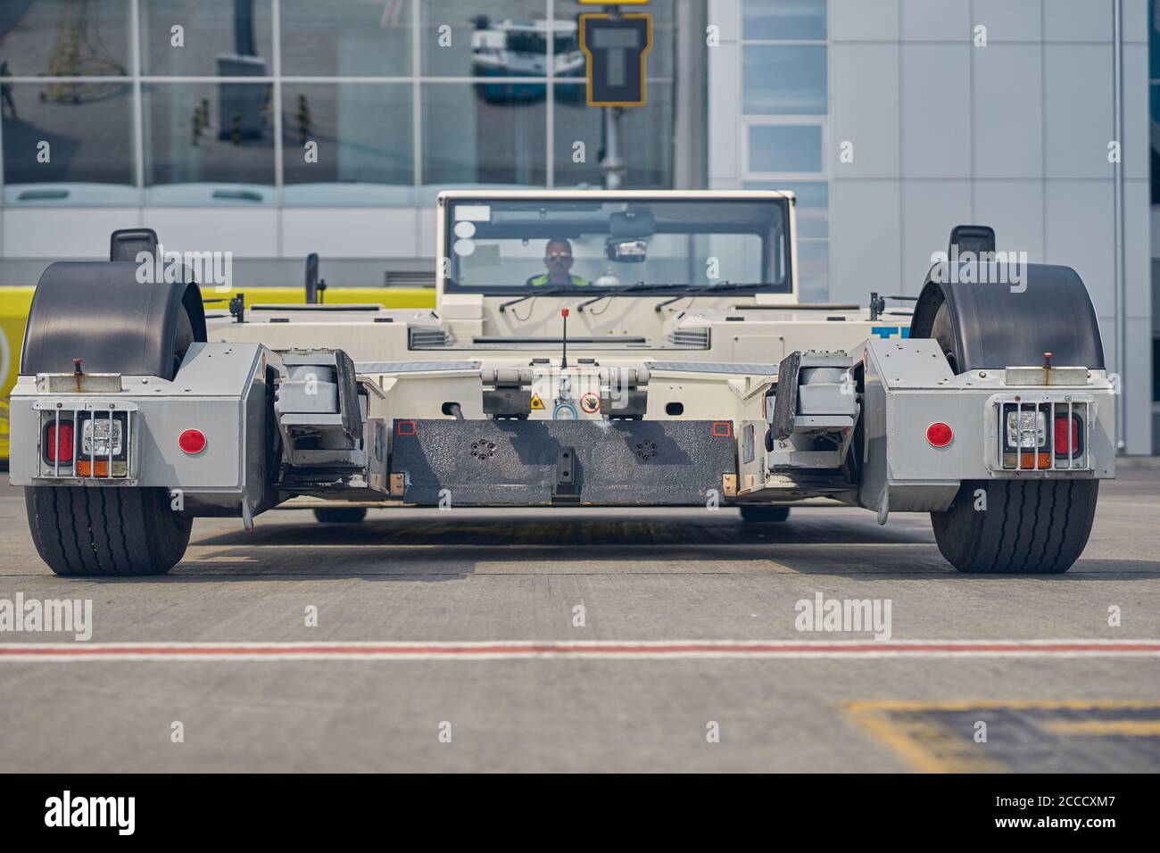 Pushback tractor hi-res stock photography and images - Alamy