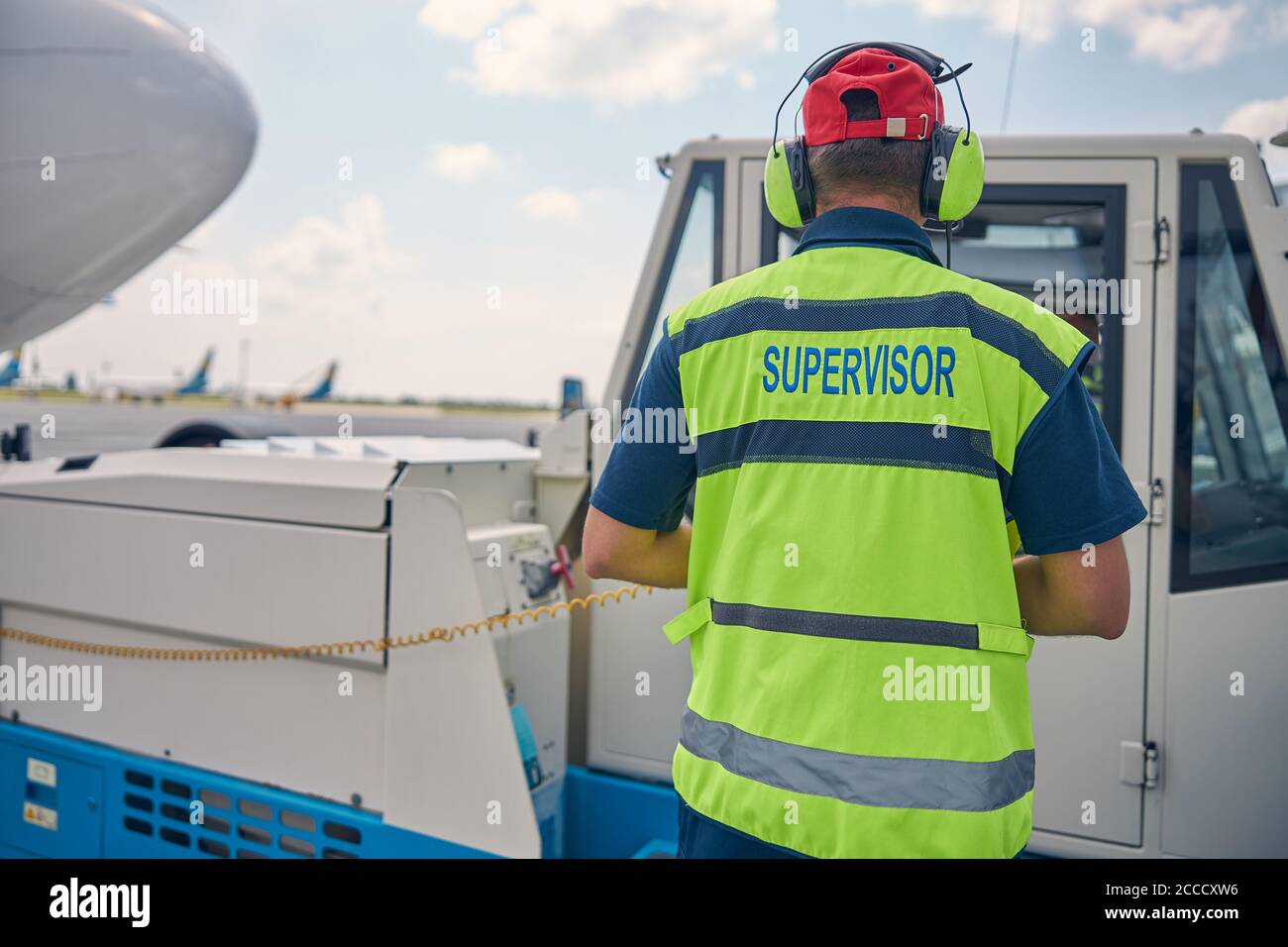 Airport ground crew with headphones hi-res stock photography and images ...