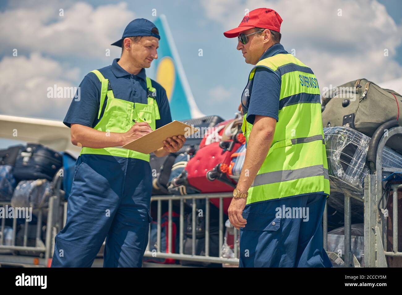 Baggage handler unloading luggage hi-res stock photography and images ...