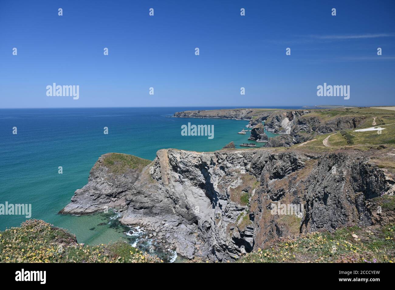 bedruthan steps cornwall Stock Photo - Alamy
