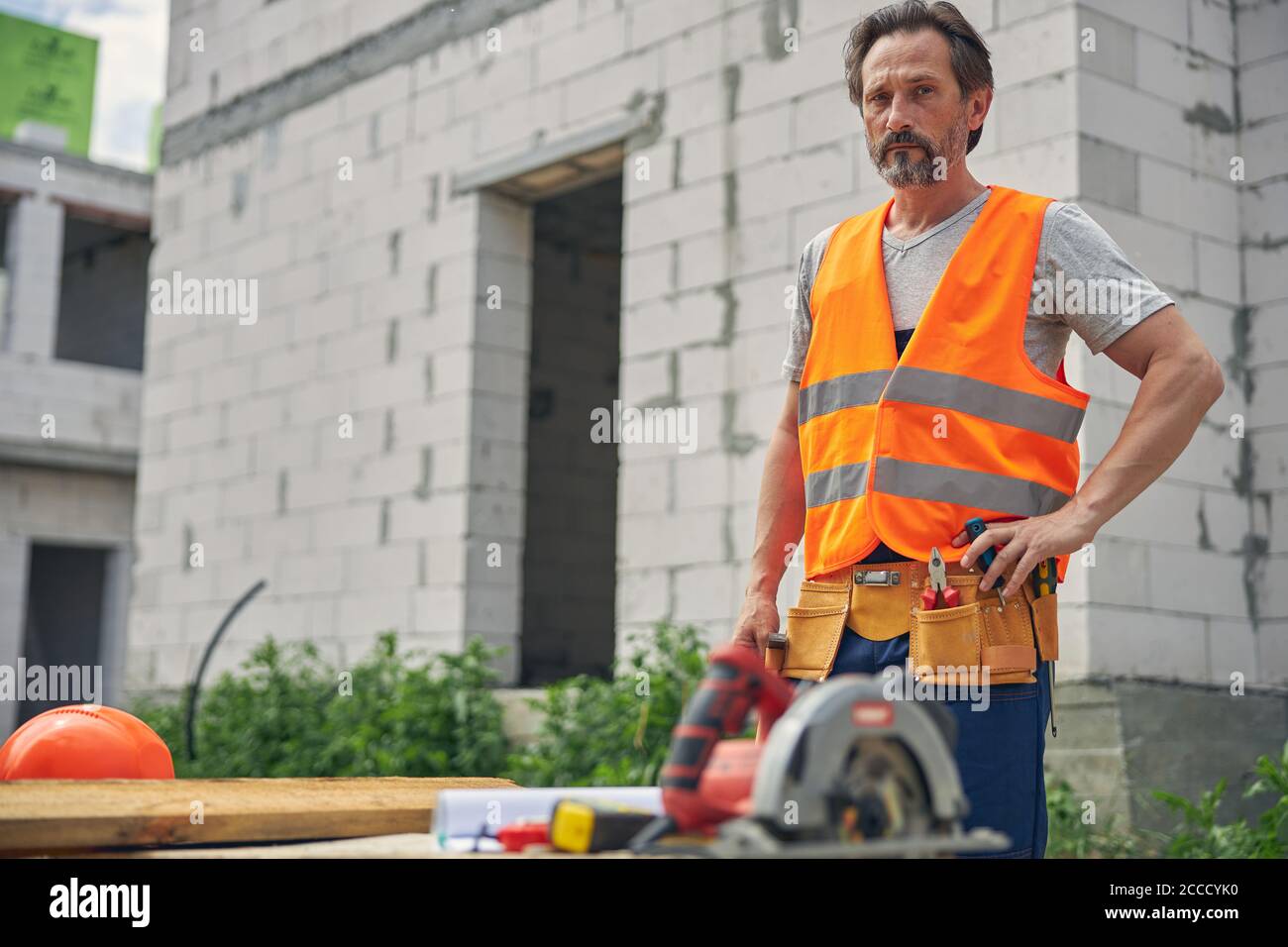 Good looking builder hi-res stock photography and images - Alamy
