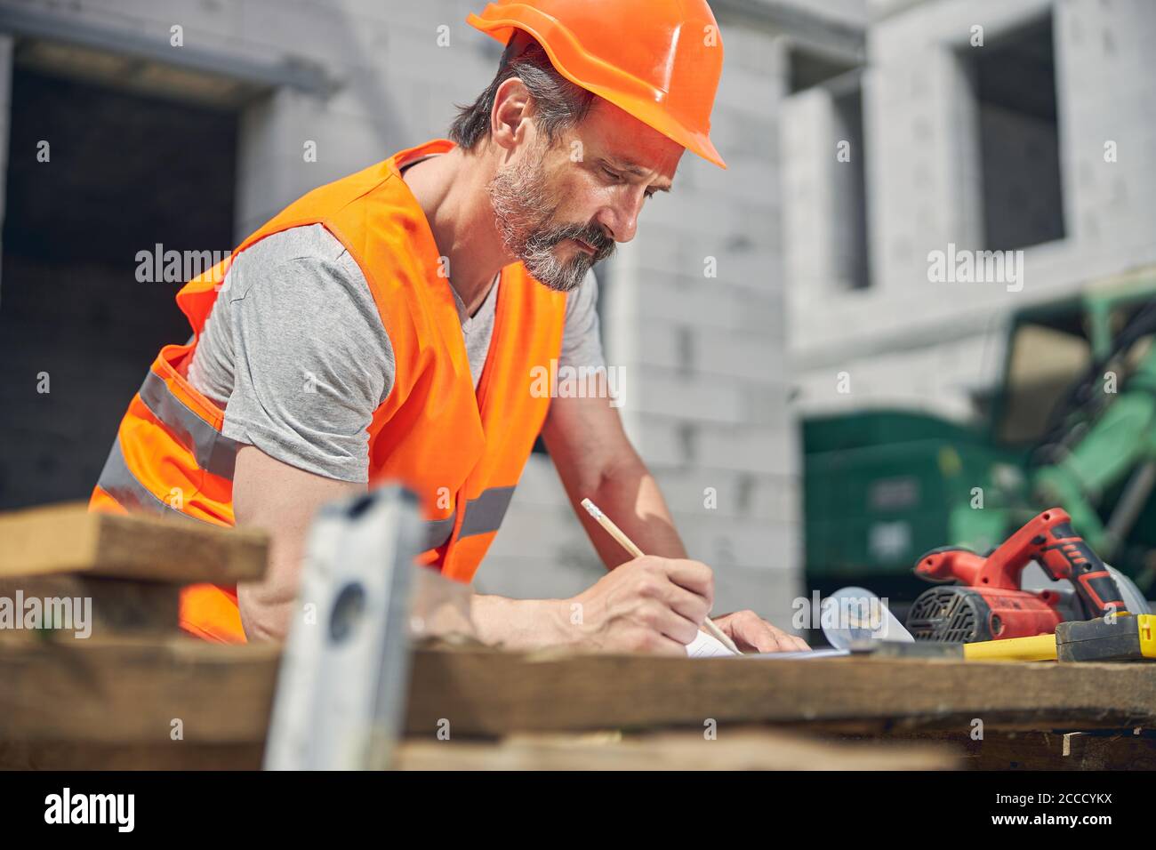 Leaning over a table hi-res stock photography and images - Alamy