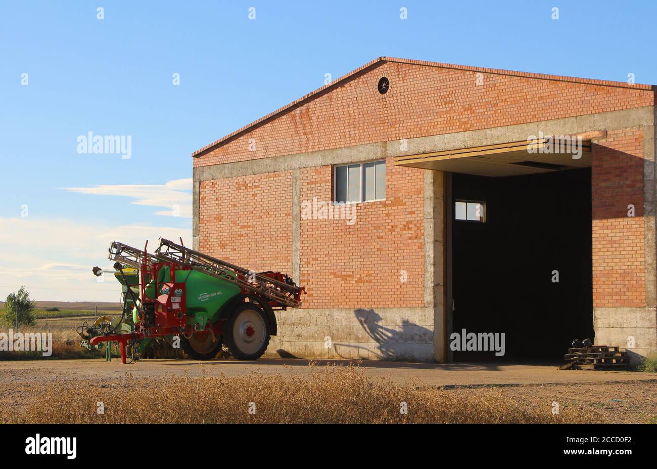 Tractor parked in barn hi-res stock photography and images - Alamy